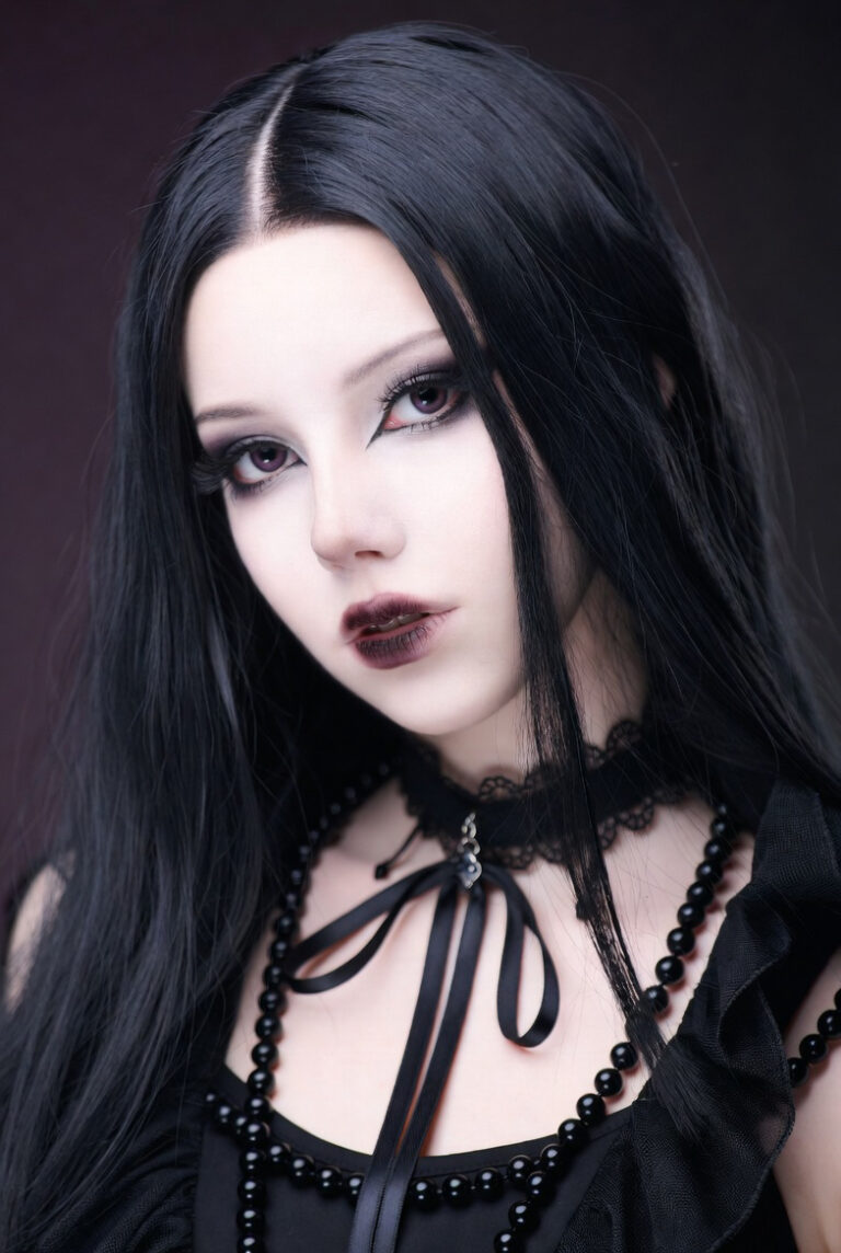 25 Gothic Makeup Ideas for a Dark and Alternative Aesthetic - Gotikah ♥